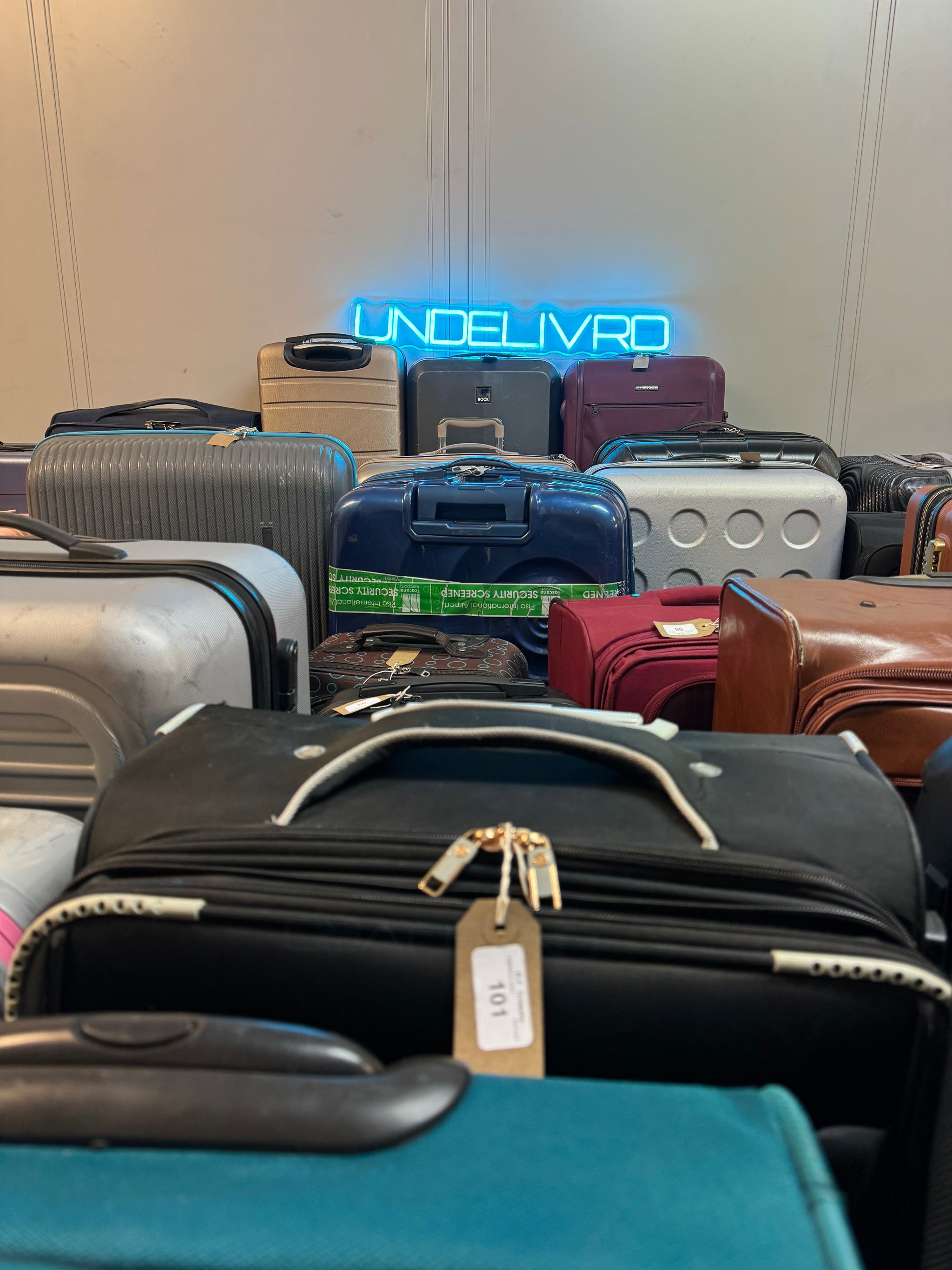 Lost And Unclaimed Airport Luggage Cases Undelivrd