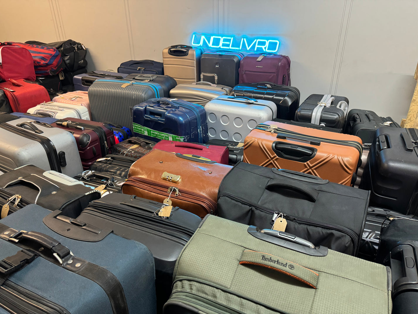 Lost and Unclaimed Airport Luggage Cases - Undelivrd